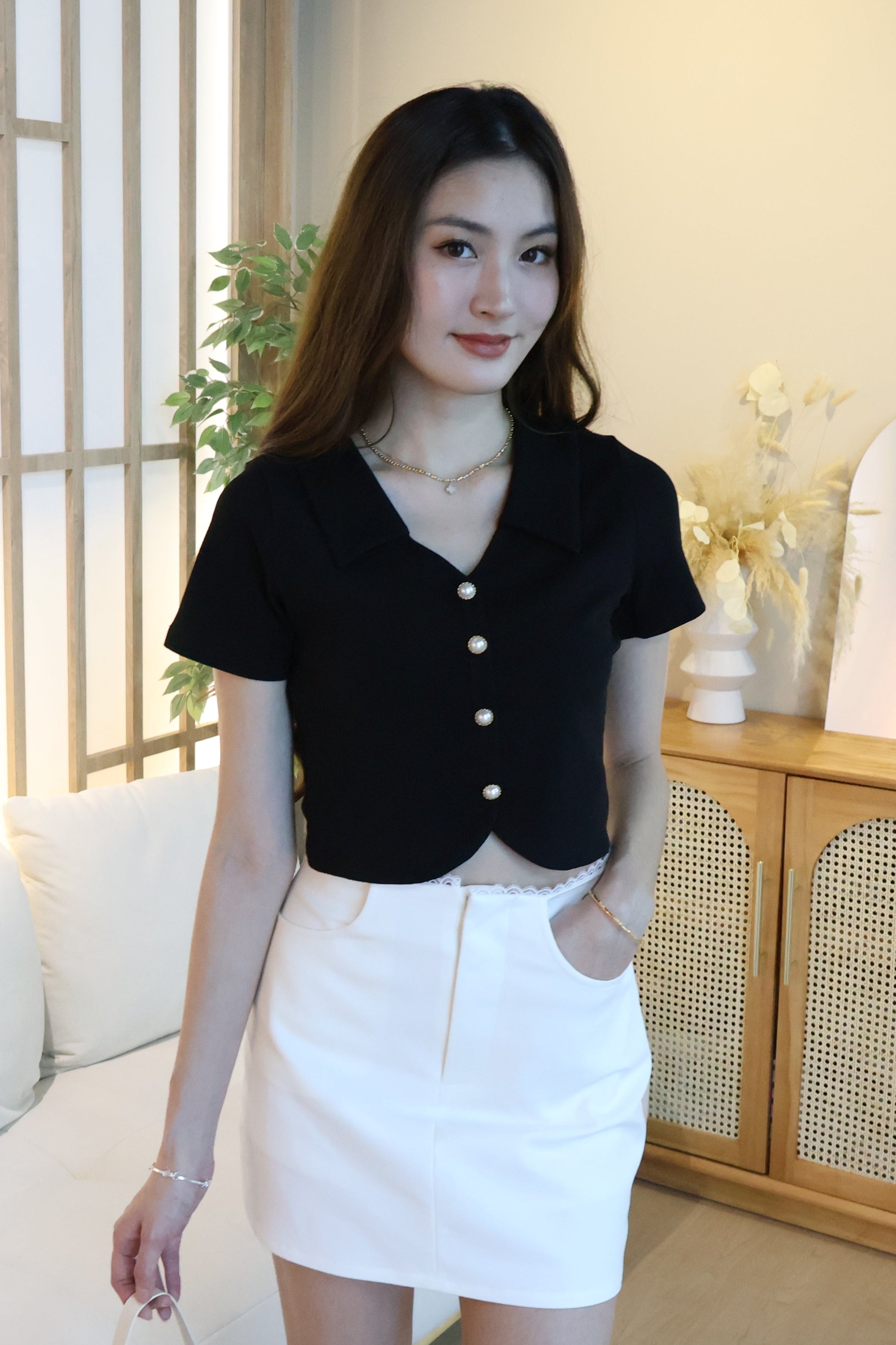 Shayn Pearl Button Top In Black – AveryDay